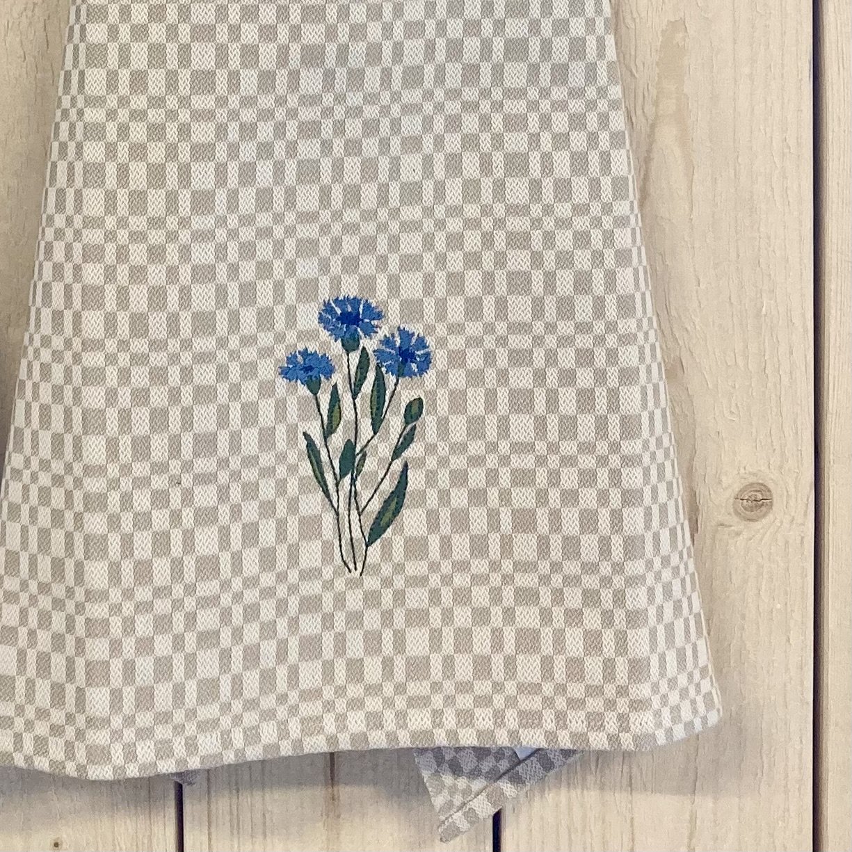 Broderad handduk, blåklint - Björke Väveri