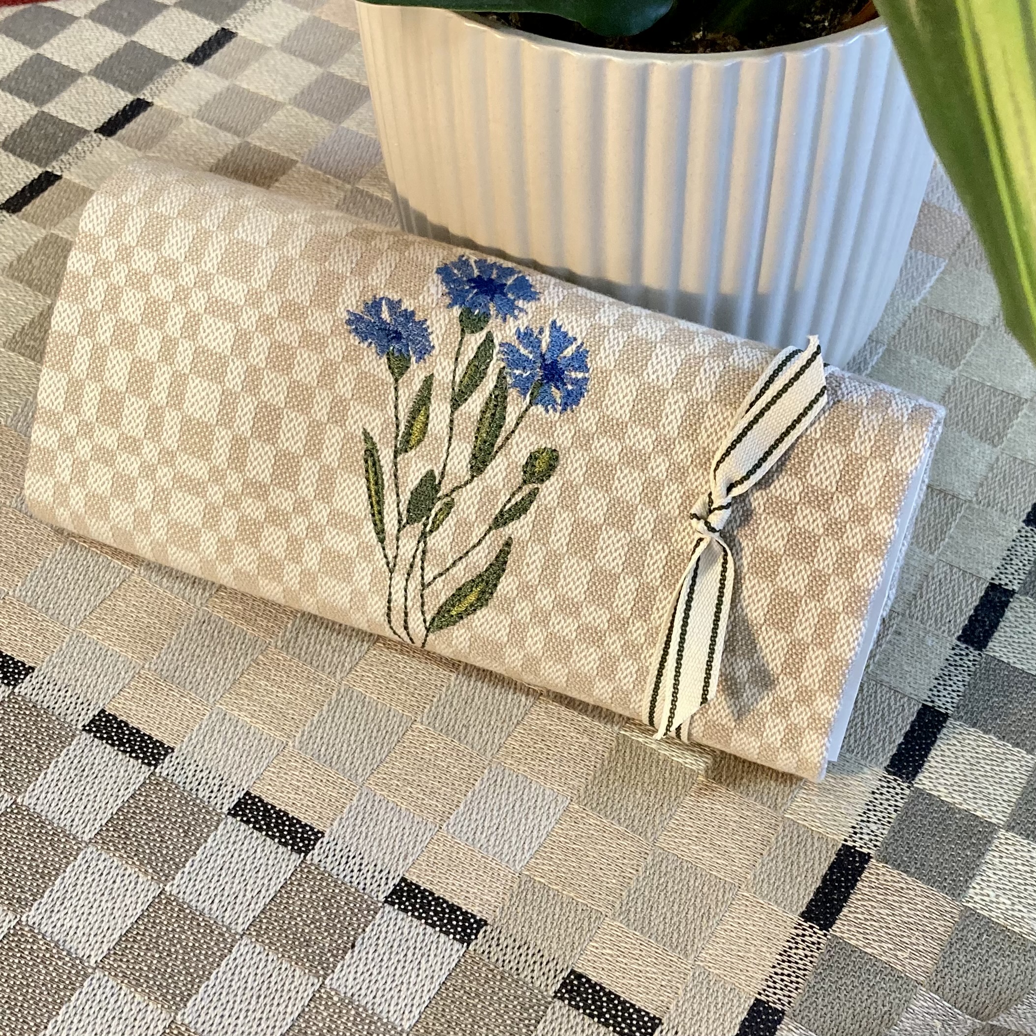 Broderad handduk, blåklint - Björke Väveri